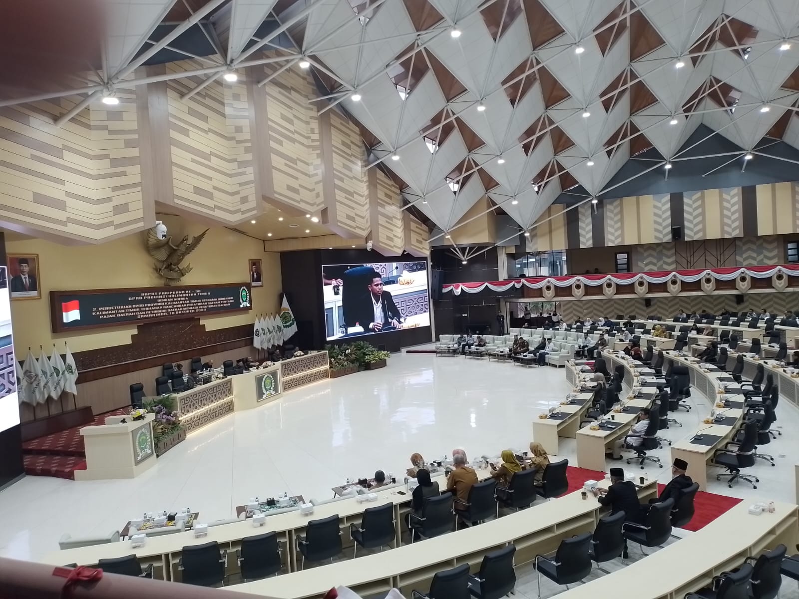 Perda Daerah Dan Retribusi Disetujui, DPRD Dan Pemprov Saling ...